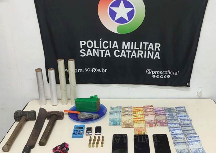 PM flagra casal vendendo drogas e prende três pessoas em Ilhota ... PM flagra casal vendendo drogas e prende três pessoas em Ilhota ...